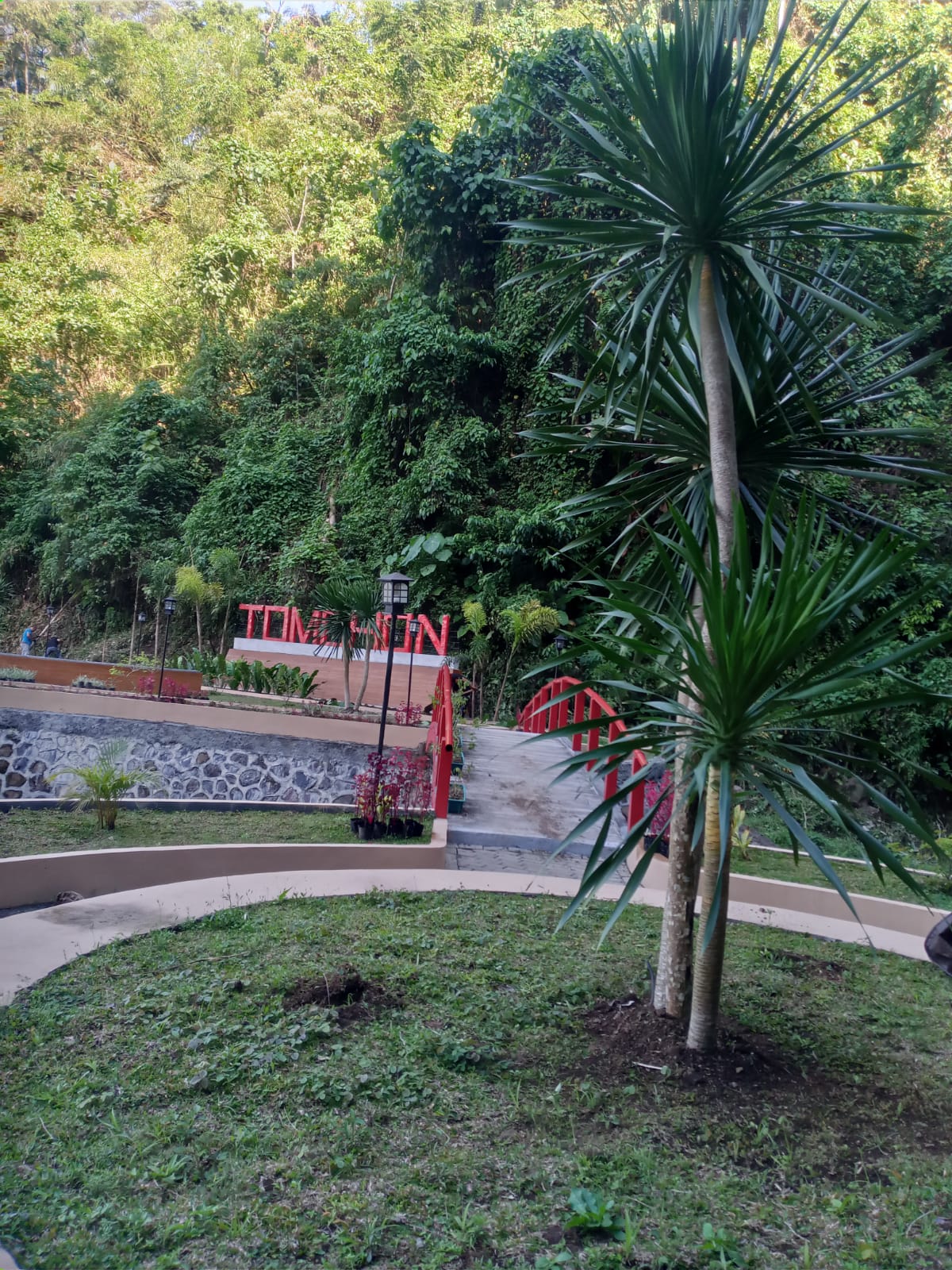 Taman Batu Lapis Rekomendasi Tempat Wisata Unik Kota Tomohon